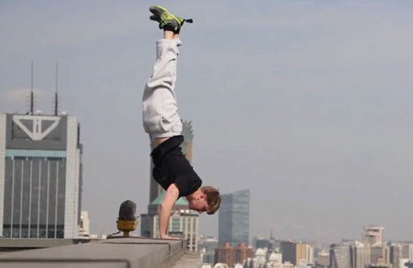 40-Story Ledge Handstand - DailyBuzzLive.com